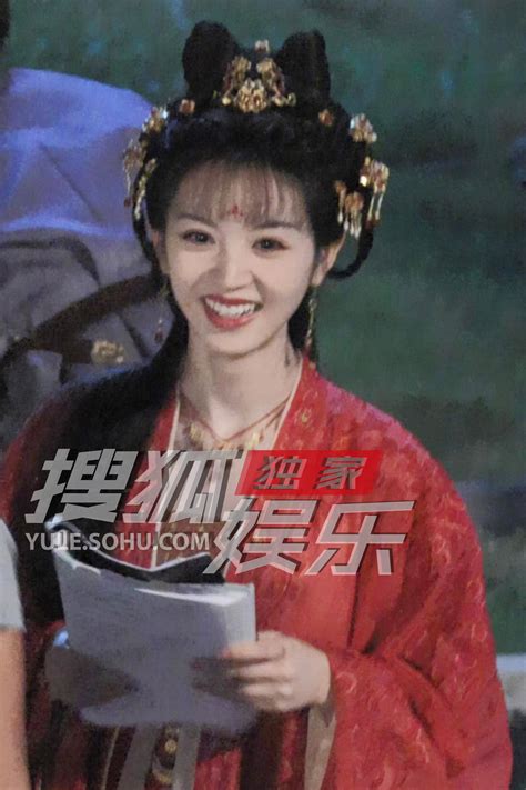 田曦薇捧着剧本背词 穿一袭大红华丽戏服笑容灿烂 搜狐大视野 搜狐新闻