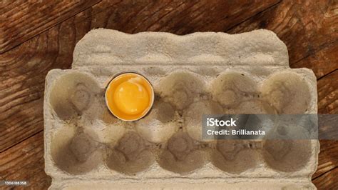 골판지 달걀 트레이에 깨진 달걀 하나 빈 상자에 노른자를 가진 반 달걀 0명에 대한 스톡 사진 및 기타 이미지 0명 갈색