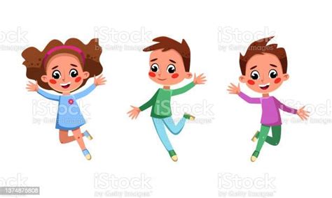 재미있는 아이들의 그룹은 함께 점프 행복한 소년과 소녀 데 재미 만화 벡터 일러스트 귀여운에 대한 스톡 벡터 아트 및 기타 이미지 귀여운 명랑한 벡터 Istock