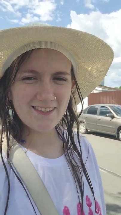 он в кепке Youtube