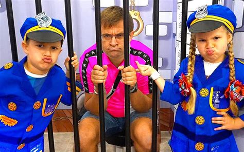 戴安娜小女孩和哥哥来到游乐场，和爸爸假装玩警察抓小偷的游戏，真是太好玩了~ 哔哩哔哩 Bilibili