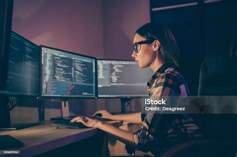 기업 보안의 초기 데이터를 디버깅하는 동안 새로운 코드를 입력 스마트 지능형 영리한 소녀의 사이드 프로필 사진 밤 하루 시간대에 대한 스톡 사진 및 기타 이미지 Istock