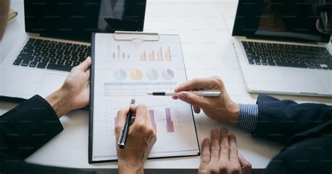 사업 개념입니다 성공적인 팀워크의 결과를 보여주는 차트와 그래프에 대해 토론하는 비즈니스 사람들 사진 Unsplash의 사람 이미지