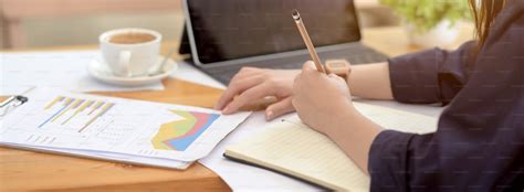 나무 사무실 책상에서 태블릿 노트북 및 서류 작업을 하는 사업가의 자른 샷 사진 Unsplash의 태국 이미지