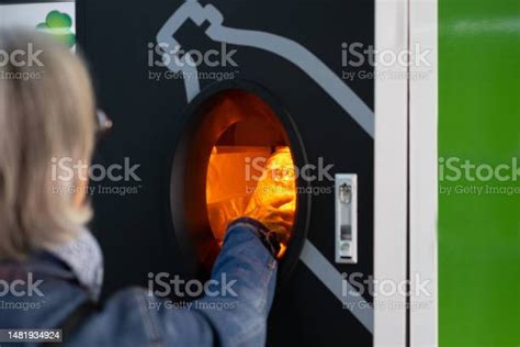 슈퍼마켓의 재활용 용기에 플라스틱 폐기물을 버리는 백인 노인 여성 차별화된 수거 개념 70 79세에 대한 스톡 사진 및 기타 이미지 70 79세 개념 기후 변화