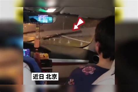 下雨天开车却遭遇雨刮器坏掉男子拆下四根鞋带充当人力雨刮器 鞋带 男子 下雨天