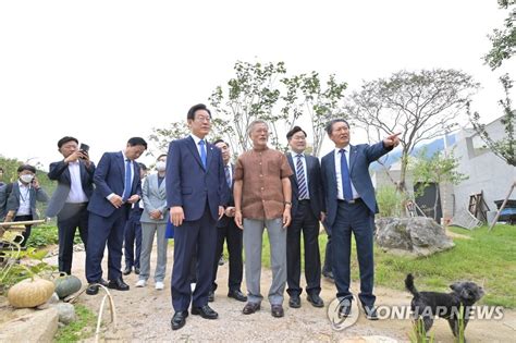 문재인 전 대통령과 함께 사저 둘러보는 민주당 신임 지도부 연합뉴스