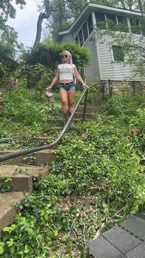 Alyssa Huddleston Hop On Up Were Having A Tailgating Picnic 🧺