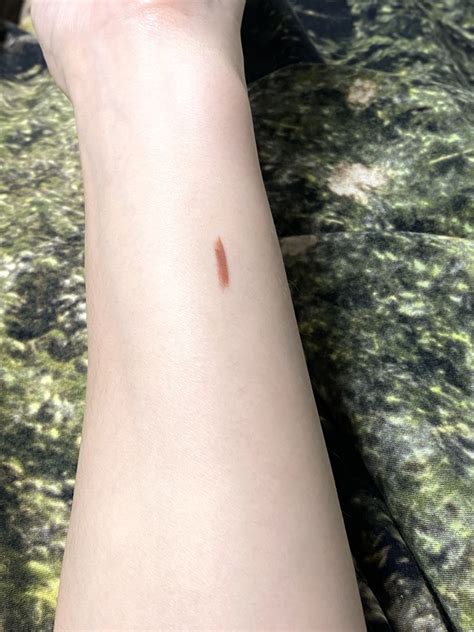 기존에 투크 베이지 컬러 언더 브라운 컬러 애굣살 부분과 눈 트임에 너무 잘 쓰고 있어서