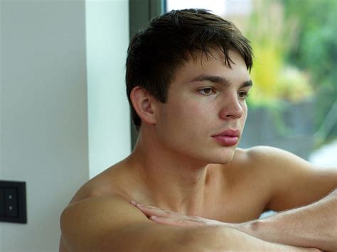 Молодые геи на кровати 88 фото