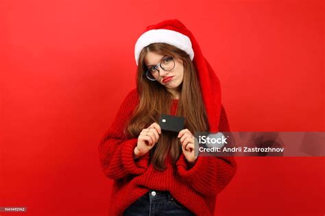 빨간 배경에 신용 카드를 들고 산타 모자를 쓴 화가 난 젊은 여자 실망 신용 문제 분노에 대한 스톡 사진 및 기타 이미지 분노 크리스마스 슬픔 Istock