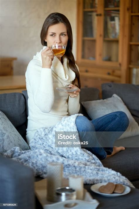 매력적인 젊은 여자 집에서 회색 소파에 편안 하 고 음료 레몬 차 갈색 머리에 대한 스톡 사진 및 기타 이미지 갈색 머리 거실 눈 신체 부분 Istock