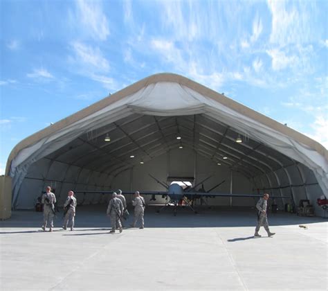 군용 비행기 격납고 항공기 보관소 대피소 구조