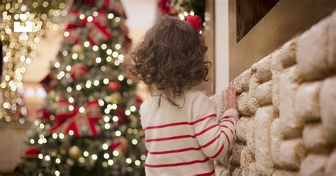 갈색 콘크리트 벽 옆에 서 있는 빨간색과 흰색 줄무늬 셔츠를 입은 소녀 사진 Unsplash의 무료 나무 이미지