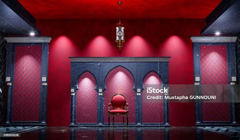 아치형 디테일과 금색으로 포인트를 준 화려한 빨간색과 검은색 벽을 배경으로 한 한 개의 빨간 벨벳 의자가 있는 고급스러운 인테리어 장면 0명에 대한 스톡 사진 및 기타