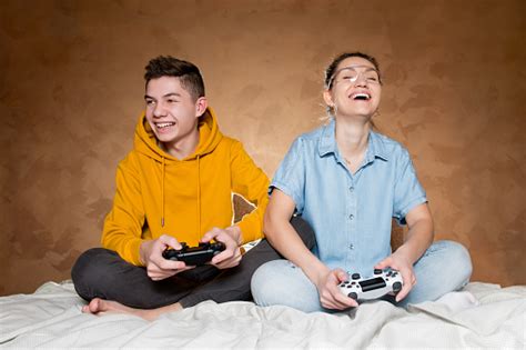 여자와 함께 남자는 그의 손에 게임 콘솔에서 조이스틱을 들고 웃음 2명에 대한 스톡 사진 및 기타 이미지 2명 Brand Name Video Game 가정 생활