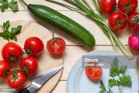 소박한 나무 테이블에서 채식 아침 식사를 위한 채소와 채소 0명에 대한 스톡 사진 및 기타 이미지 0명 개념 개체 그룹 Istock