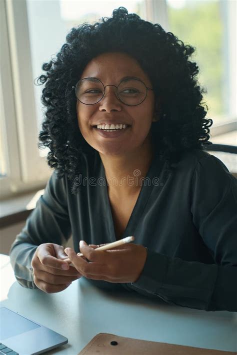 戴着眼镜的微笑女子坐在桌边 库存图片 图片 包括有 喜悦 梦想 刺激 人体工程 椅子 沉寂 260777809