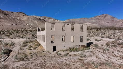 Vidéo Stock Aerial Historic School Building Rhyolite Ghost Town Nevada