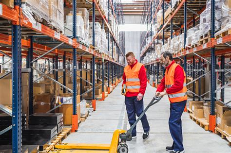 물류 센터에서 팔레트 잭으로 상품을 운송하는 창고 작업자 2명에 대한 스톡 사진 및 기타 이미지 2명 30 34세 40 49세 Istock