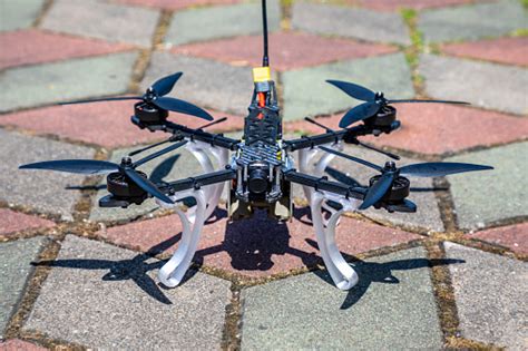 무선 조종으로 전투 Fpv 드론 우크라이나의 현대전에서 Kamikaze 무인 항공기 0명에 대한 스톡 사진 및 기타 이미지 0명 2022년 러시아의 우크라이나 침공