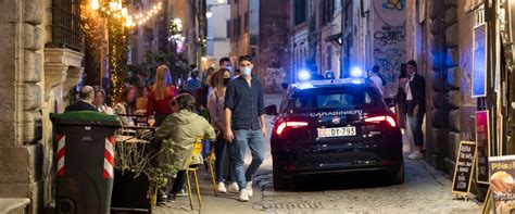 Roma Rumeno A Torso Nudo Minaccia A Trastevere I Passanti Con Un