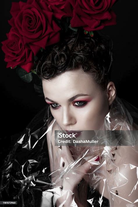 뷰티 패션 모델 여자 얼굴입니다 빨간 장미 꽃 초상화입니다 빨간 입술과 손톱 럭셔리 메이크업 완벽한 피부와 아름다운 갈색 머리 여자 발렌타인 갈색 머리에 대한 스톡 사진 및