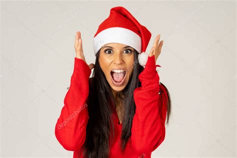 Retrato De Una Chica Estresada Con Sombrero Rojo Que Se Ve Desesperada