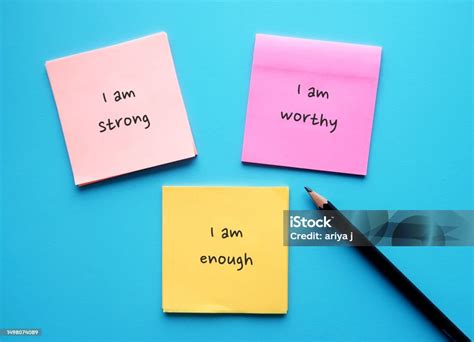 파란색 배경에 손으로 쓴 텍스트가 있는 세 개의 메모 용지 나는 강하다 나는 합당하다 나는 충분하다 일상 생활에서 자신감을