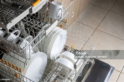통합 식기 세척기에 숟가락 머그잔 그릇 및 접시 통합 오픈 식기 세척기가있는 주방 0명에 대한 스톡 사진 및 기타 이미지 0명 가득 찬 가사 집안일 Istock