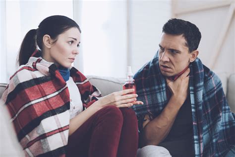 부부는 담요에 싸여 소파에 앉아 있다 남자와 여 자가 아 프 있습니다 남자는 목의 통증 감기와 독감에 대한 스톡 사진 및 기타 이미지 감기와 독감 거실 건강관리와