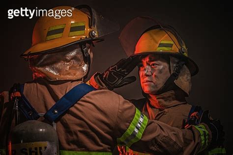 한국인 소방관 소방관 응급서비스직업 방화 불 사고재해 주제 사고 사고재해 긴급 컨셉 불길 구출 구출 컨셉 동료 역할 팀워크 협력