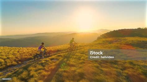 렌즈 플레어 화창한 아침에 아름다운 길을 따라 젊은 부부 산악 자전거 커플에 대한 스톡 사진 및 기타 이미지 커플 산악 자전거 자전거 타기 두발자전거 Istock