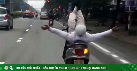 Công an xác minh clip người nằm ngửa trên yên xe máy và thả hai tay khi