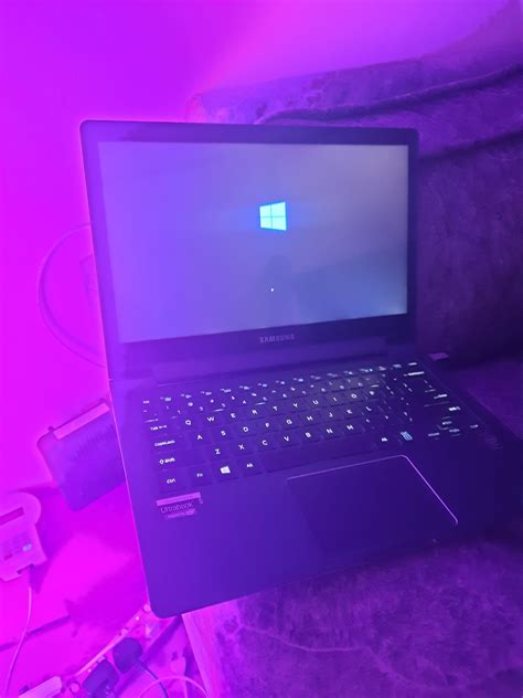 i m trying to clean install windows 11 from usb and it gets stuck here on single loading dot i