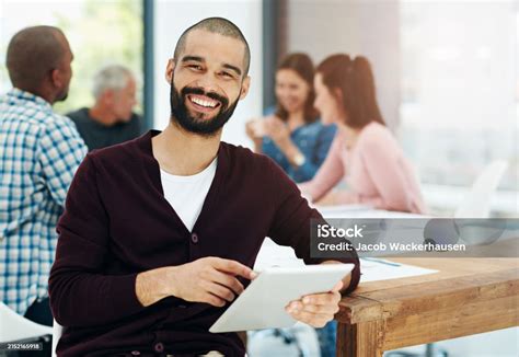 초상화 사업가와 남자가 회의 태블릿과 행복 인터넷 및 웹 사이트 정보와 함께 미소 짓고 있습니다 프로젝트나 네트워크를 위한 기술 온라인 캘린더 및 일정을 갖춘 그룹 얼굴 및