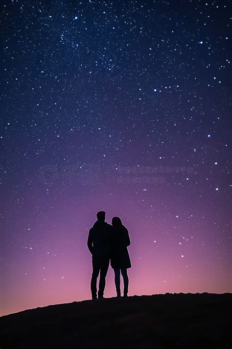 情侣ai数字艺术 情侣简约自然风光成年男女背靠背站立共同欣赏星空人像照片 Ai人像免费下载 Png格式 2688像素 编号71648301 千图网