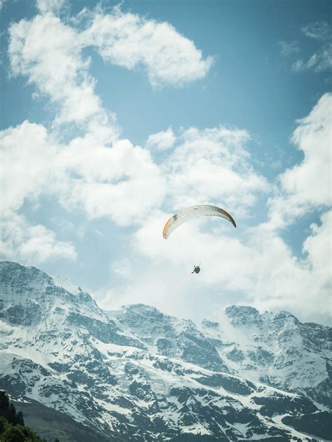 집 밖의 경치 경치가 좋은 고요한 고요함 골짜기 공원 관광 구름 굴곡 도로 그림 같은 나무 노르웨이 녹색 높은 높은 산 눈 눈 덮인 산