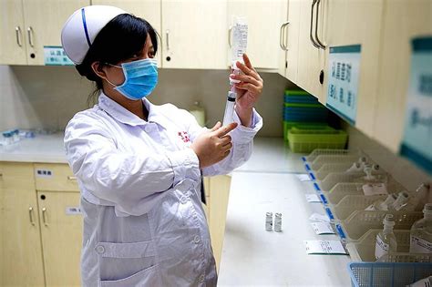 护士长怀孕六个月跪地为患者输液
