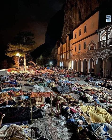 Илјадници луѓе спијат пред Острог поради оваа чудесна причина Верниците опишуваат неверојатни