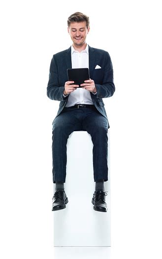 백인 젊은 남성 사업가 쉬고 스마트 캐주얼 을 입고 상자를 들고 터치 스크린을 사용 하 여 20 29세에 대한 스톡 사진 및 기타 이미지 20 29세 25 29세