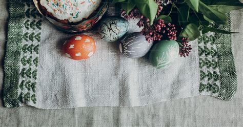 부활절 케이크와 라일락 꽃과 소박한 배경에 화려한 장식 계란 꽃과 닭고기 장식품과 계란 텍스트 공간 행복한 부활절 인사말 카드 개념입니다 상위 뷰 사진