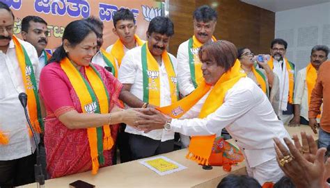 Former Congress Mla Akhanda Srinivas Murthy Joins Bjp In Karnataka Nation