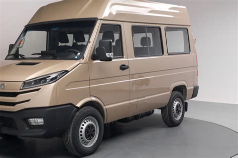 【依维柯得意2 5t 客车短轴中顶单胎侧拉门 5 9座外观细节图片 汽车图片大全】 易车