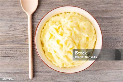 접시 및 나무로 되는 숟가락에 감자에서 퓌 레 나무 배경입니다 매크로입니다 감자 요리에 대한 스톡 사진 및 기타 이미지 감자 요리 건강한 생활방식 건강한 식생활