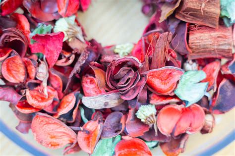 유리 항아리에 말린 꽃잎 장식의 복사 공간과 선택적 초점과 흐릿한 배경은 빈티지와 로맨스 스타일의 고급스러운 배경 화려한 식물의 아름 다운을 보여줍니다 0명에 대한 스톡