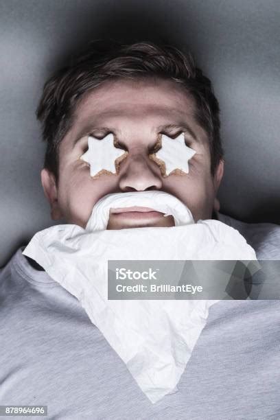 술 취한 사람 눈과 수염을 손수건에 계 피 스타와 함께 회색 바탕에 누워 갈색에 대한 스톡 사진 및 기타 이미지 갈색 겨울 계절 Istock