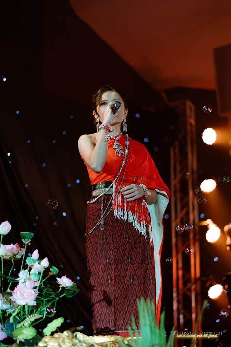 ภาพสวยๆ ในโชว์ของแชมป์ชิงช้าสวรรค์ 2022 วงดนตรีลูกทุ่งเฟื่องฟ้าขาว โรงเรียนประโคนชัยพิทยาคม ศรี