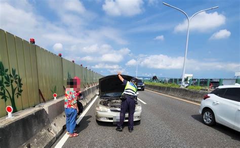 『警』會算！ 駕車突拋錨 巧遇巡邏警助推車 蕃新聞