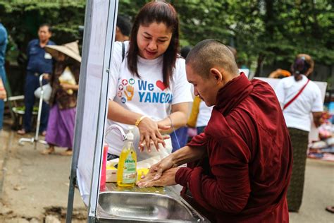 Dvb ပုဇွန်တောင်စျေးတွင် ကိုရိုနာဗိုင်းရပ်စ် ကြိုတင် ကာကွယ်မှုများပြုလုပ် ဓာတ်ပုံ